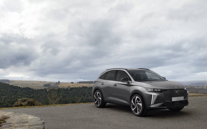 Comparison - DS 7 E-Tense Opera 4x4 360 2023 - vs - Cupra Formentor e-Hybrid 2021 | SUV Drive